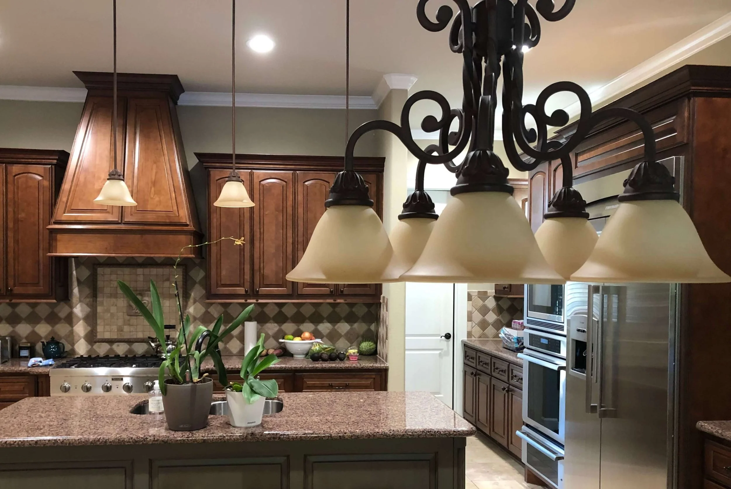 How Today's Moody Kitchens are Different From Yesterday's Tuscan Looks ...