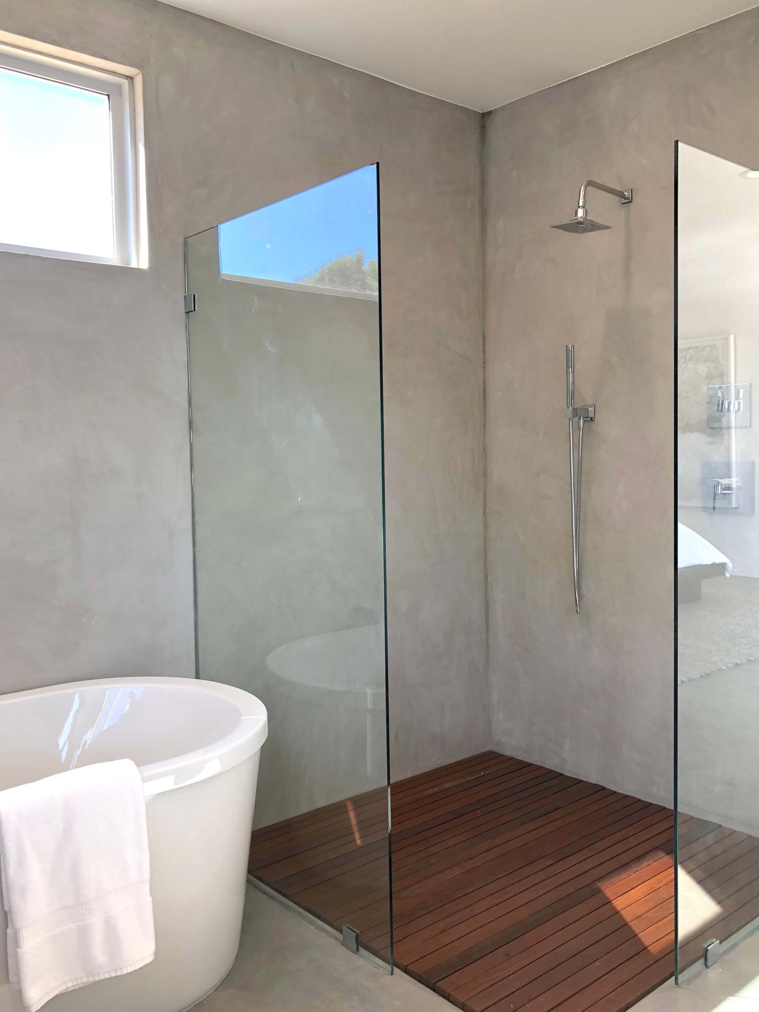 Taking a finish material through the glass panel to expand a space ...