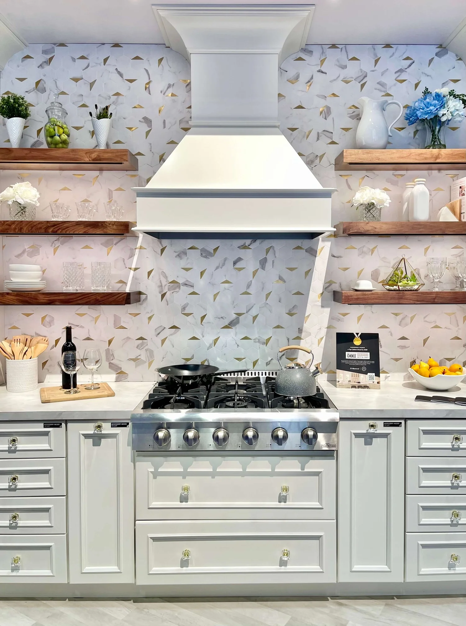How A Bold, Stylish Kitchen Backsplash Can Make A Stunning Artistic ...