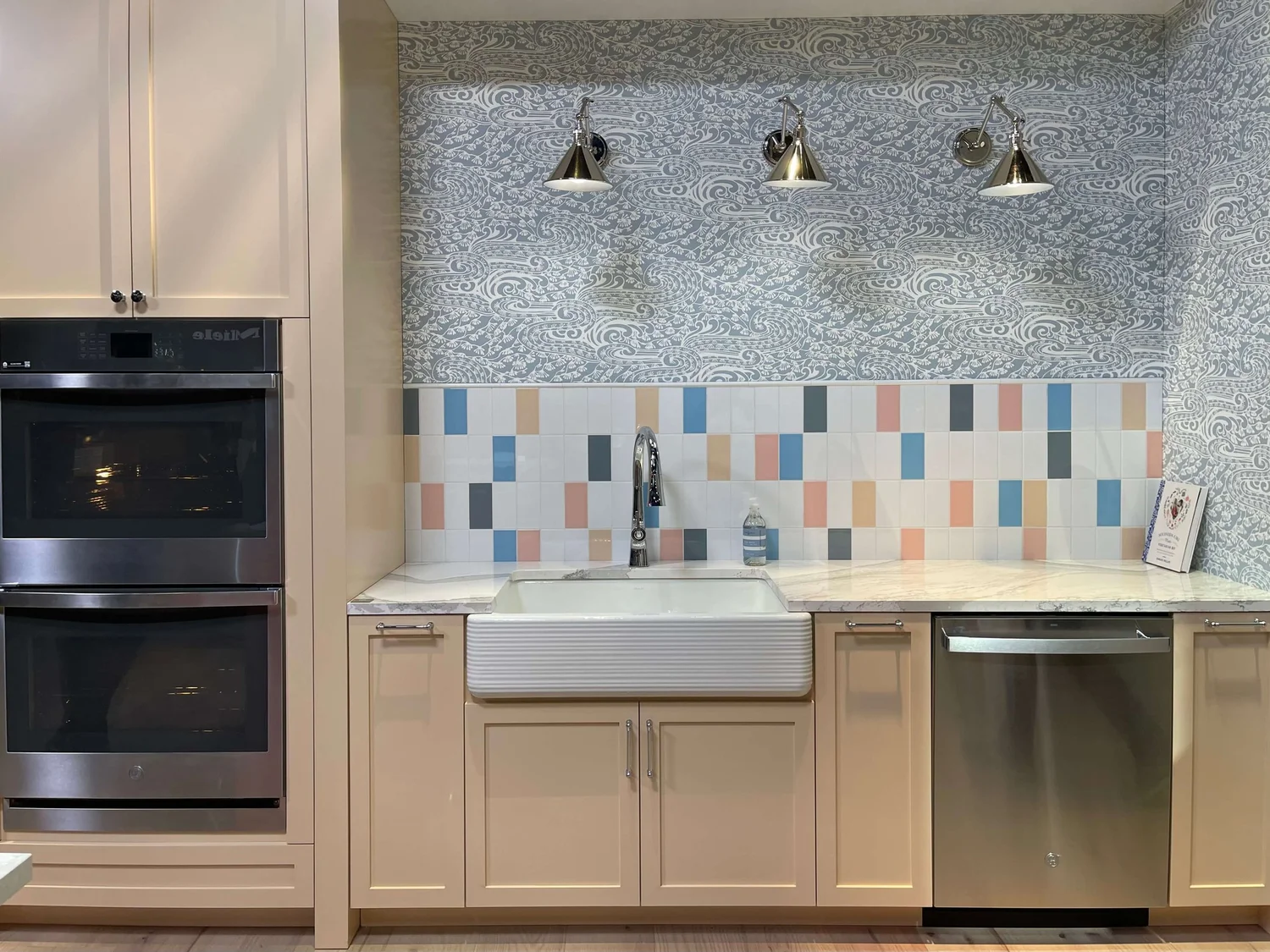 How A Bold, Stylish Kitchen Backsplash Can Make A Stunning Artistic ...
