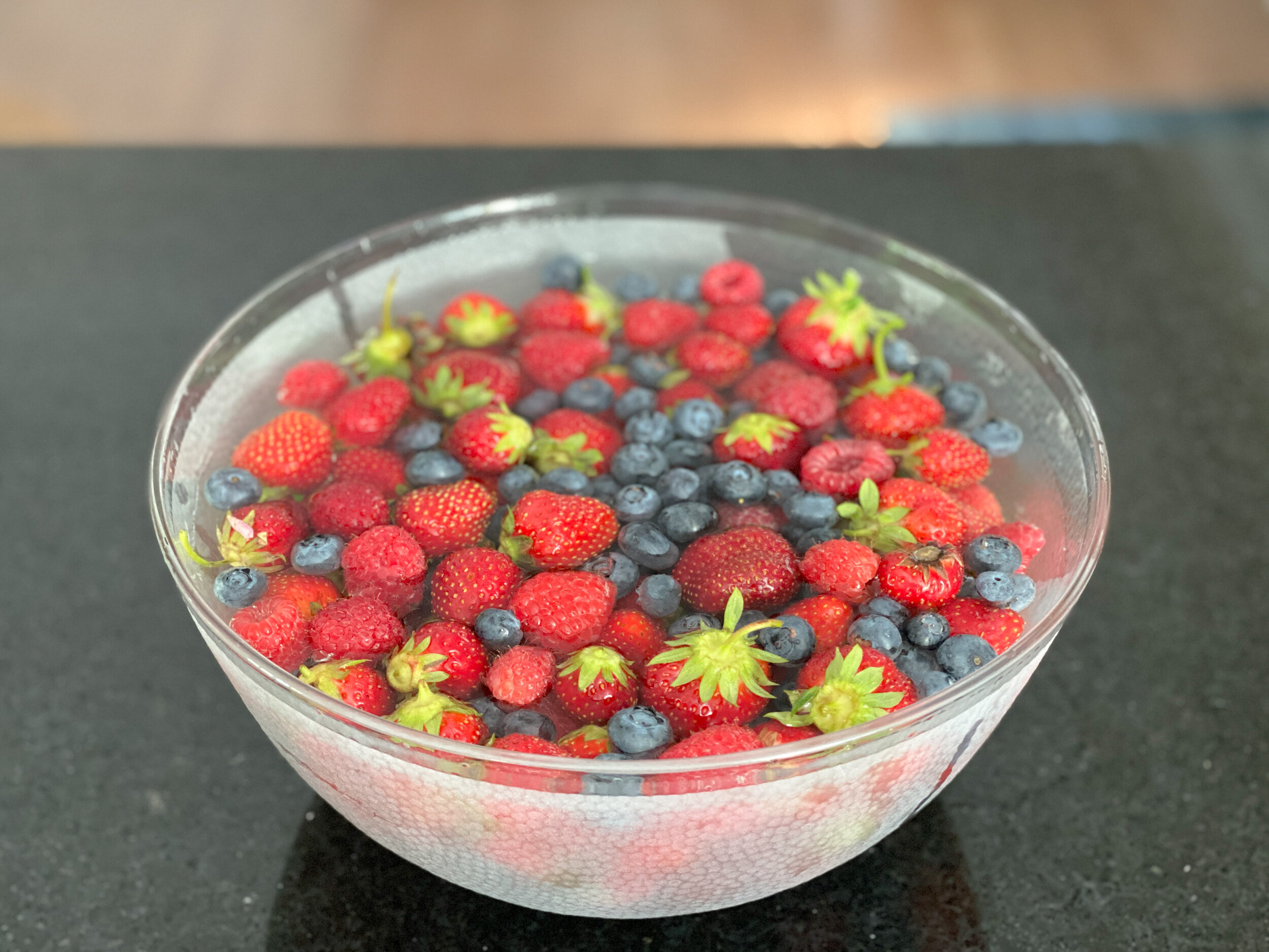 Nettoyer les petits fruits : recette EXPRESS — Je suis une maman
