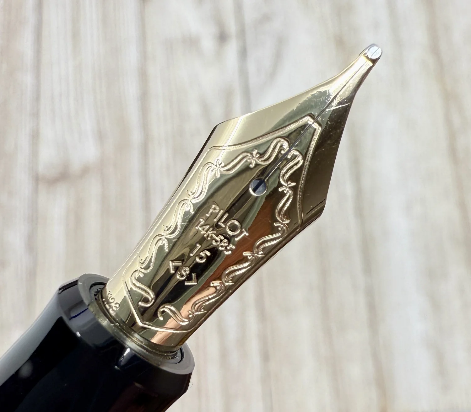 Pilot Custom 823 Fountain Pen - A Fresh Look — The Pen Addict