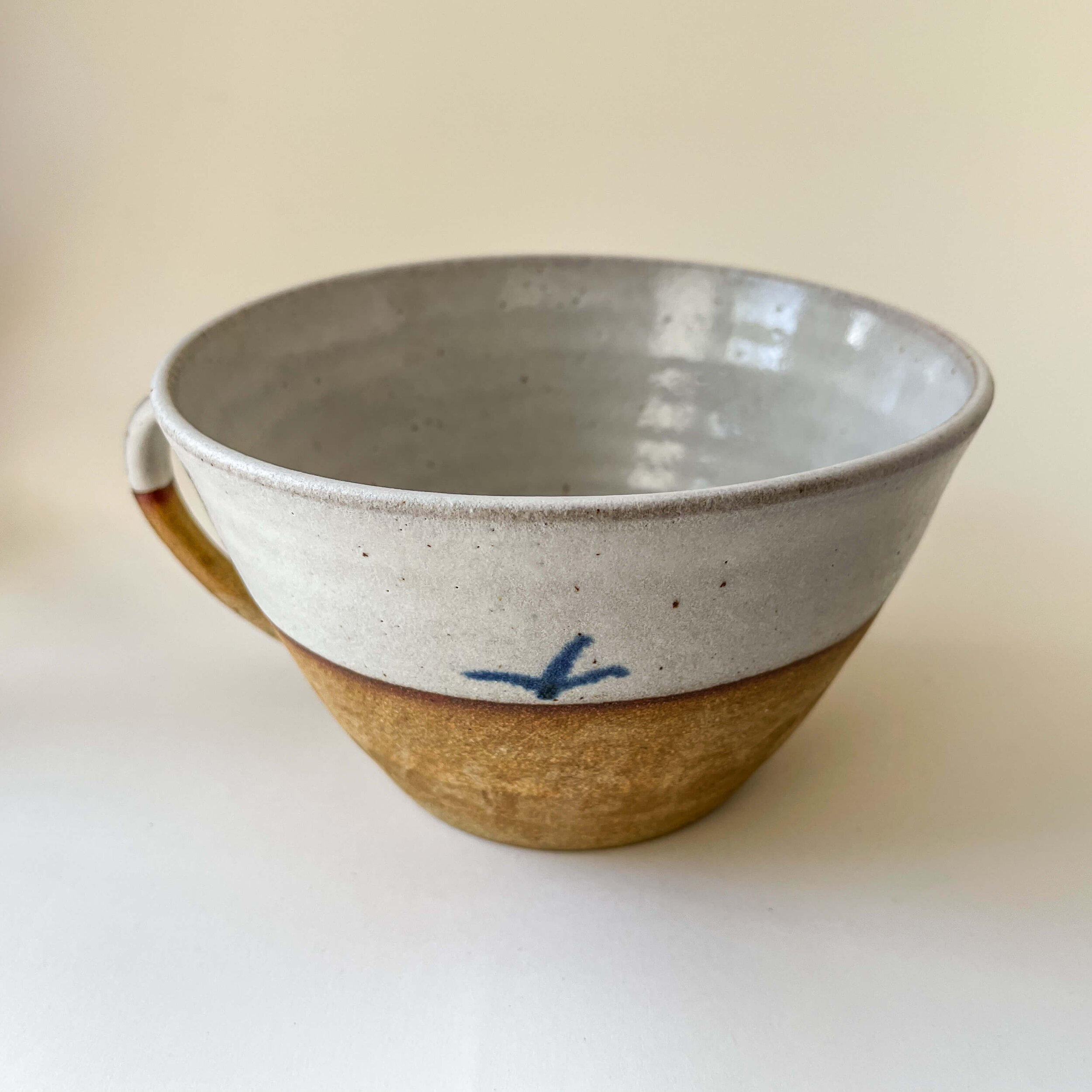 Stor mugg med blå dekoration — Sadelmakarlängan