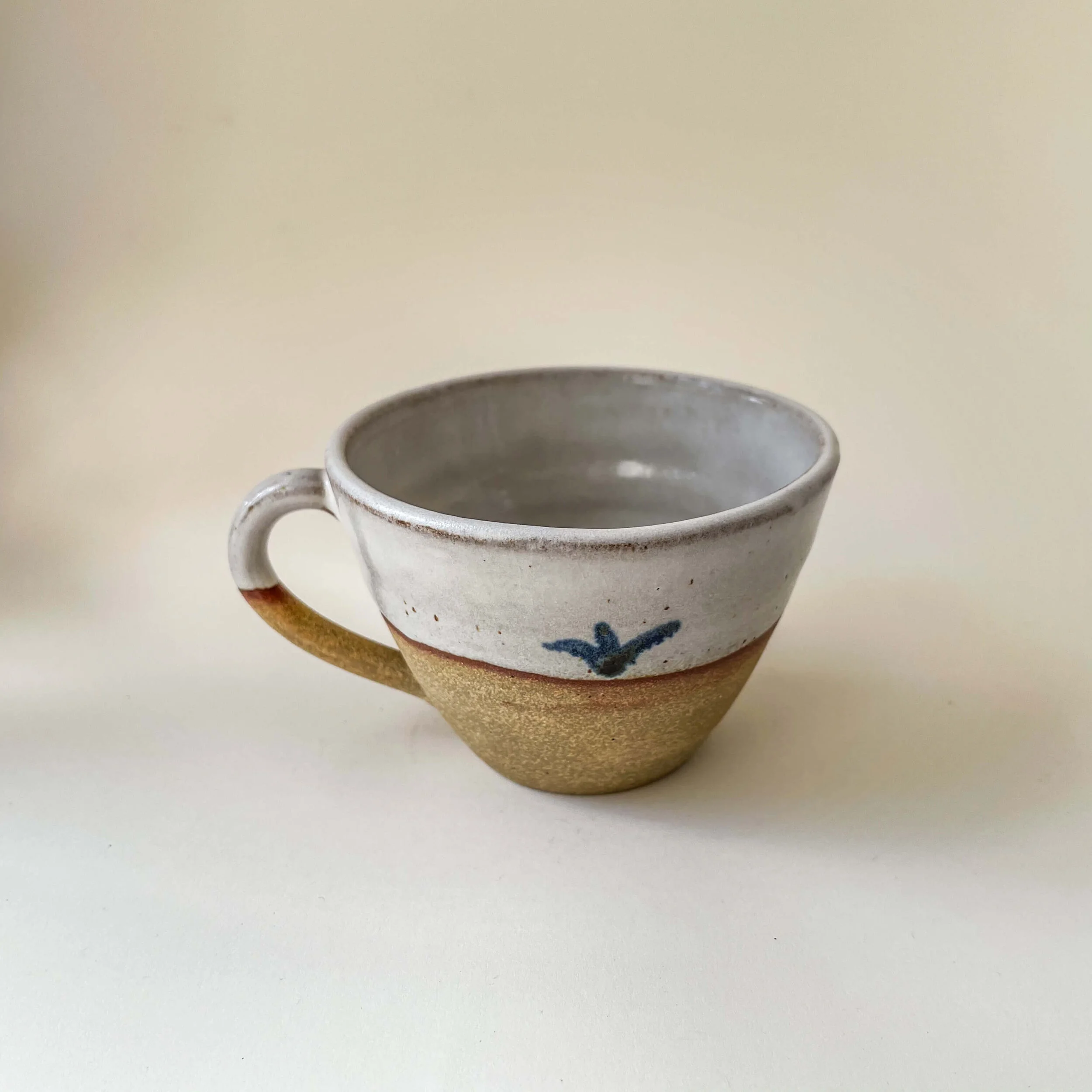 Liten mugg med blå dekoration — Sadelmakarlängan