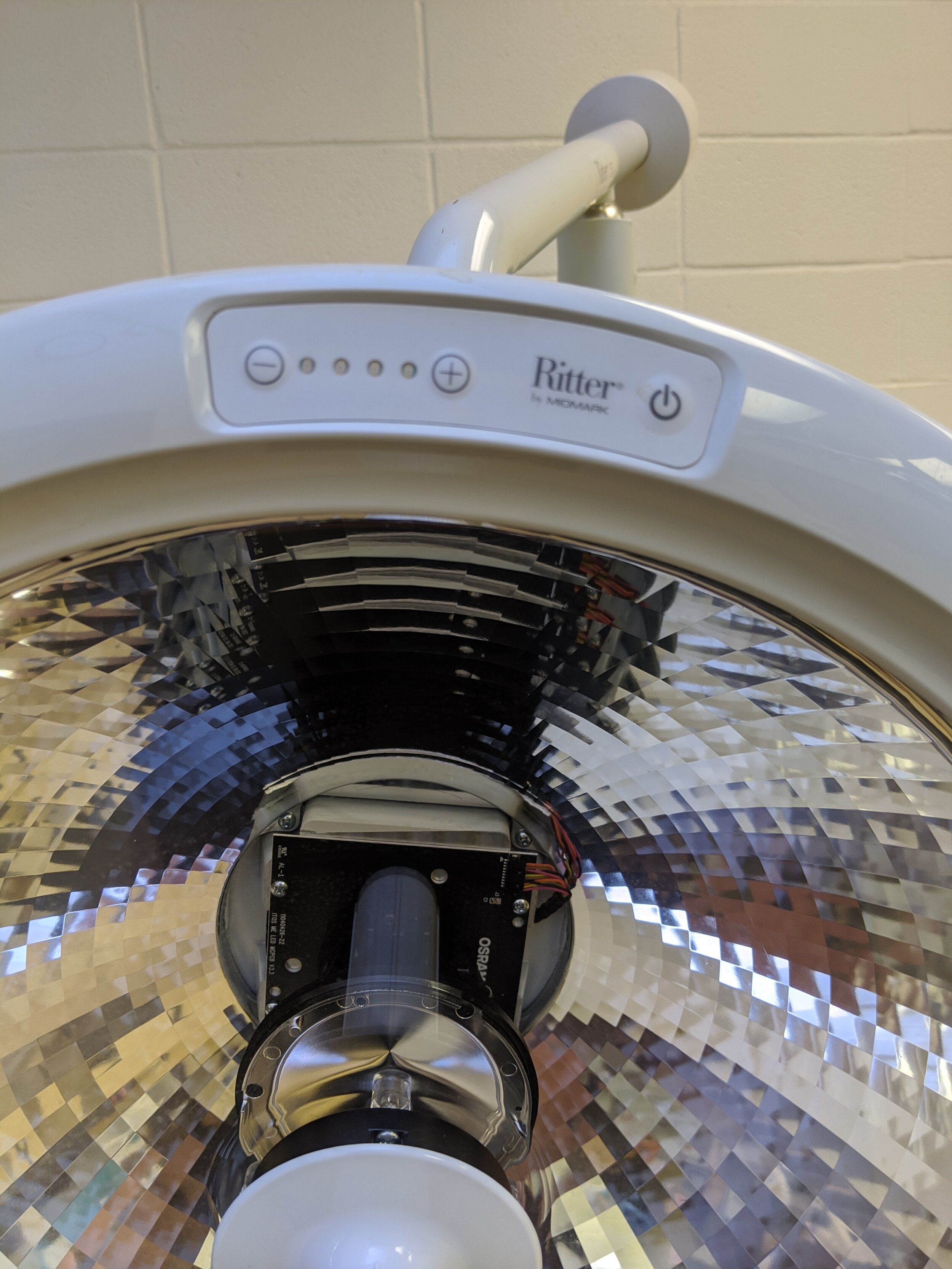 SOLD $1500 SOLD Midmark Mobile Surgical/Exam Light — Used Vet Equipment