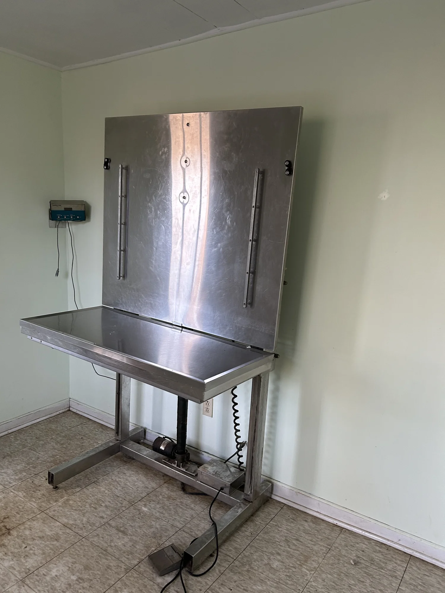Tables / Sinks / Scales Tubs — Used Vet Equipment