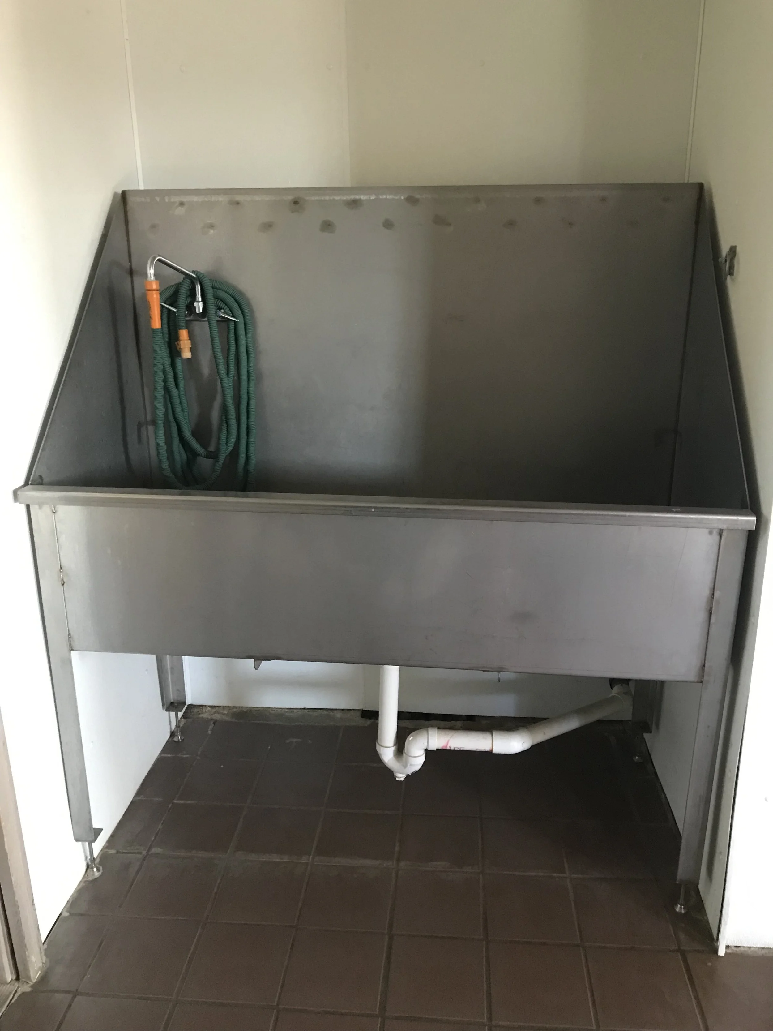 Tables / Sinks / Scales / Lighting — Used Vet Equipment