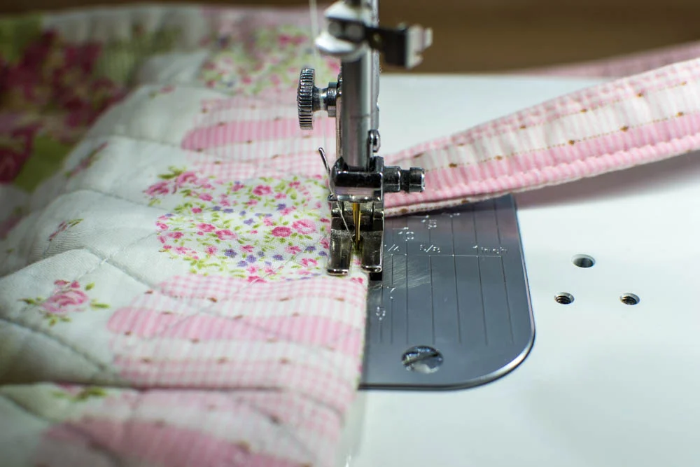 Sweet Quilted Tote {free sewing tutorial} - SewCanShe Free Sewing ...
