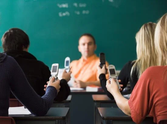 Cell Phones in the Classroom: Writing Task — Edgalaxy - Teaching ideas ...