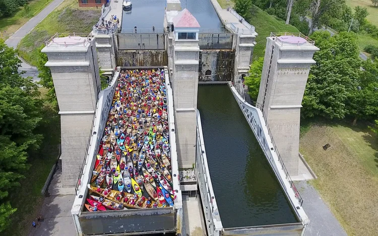 138 Canoes & Kayaks Just Jammed Into Lift Lock On Record Breaking ...