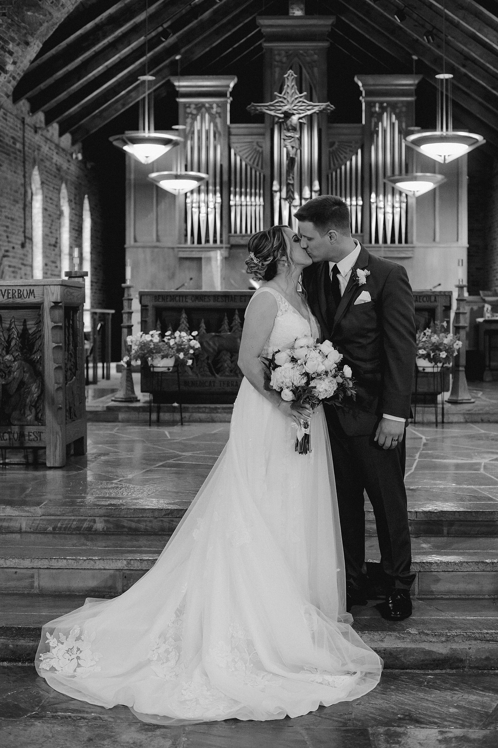 HALEY + AARON // A SUMMER WEDDING IN LAKE ORION MICHIGAN — Courtney ...