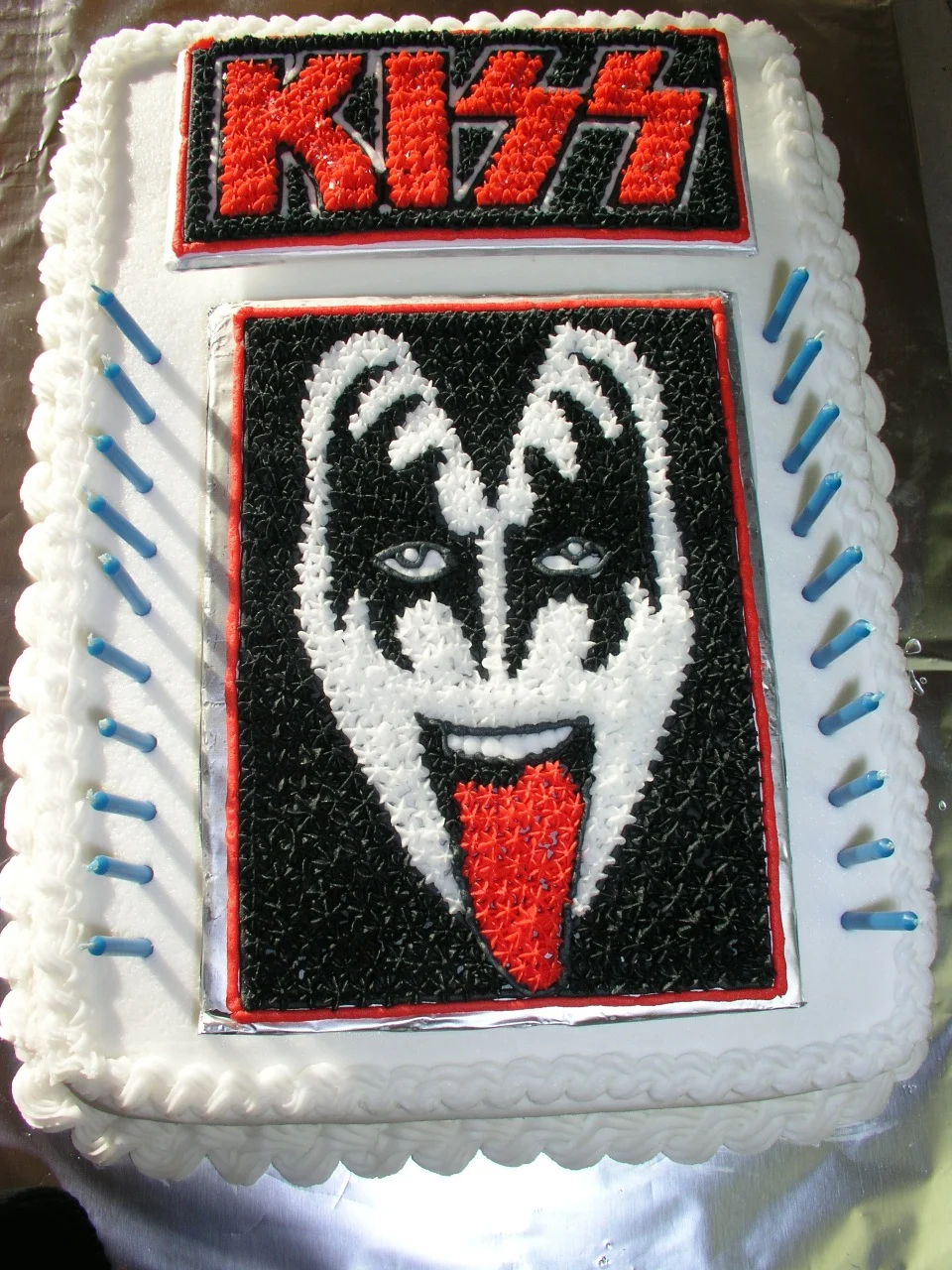 Party Food All Night Long & Everyday. Kiss Cakes! — The World of Kitsch