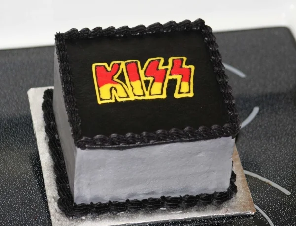 Party Food All Night Long & Everyday. Kiss Cakes! — The World of Kitsch