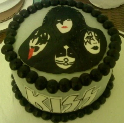 Party Food All Night Long & Everyday. Kiss Cakes! — The World of Kitsch