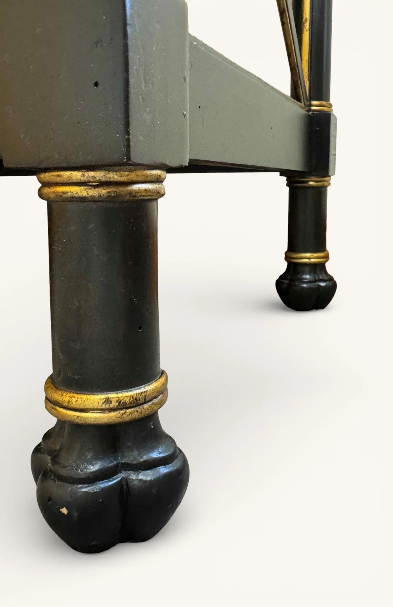 Encore Furniture Gallery-Sherrill Lighted Regency 5-Tier Etagere