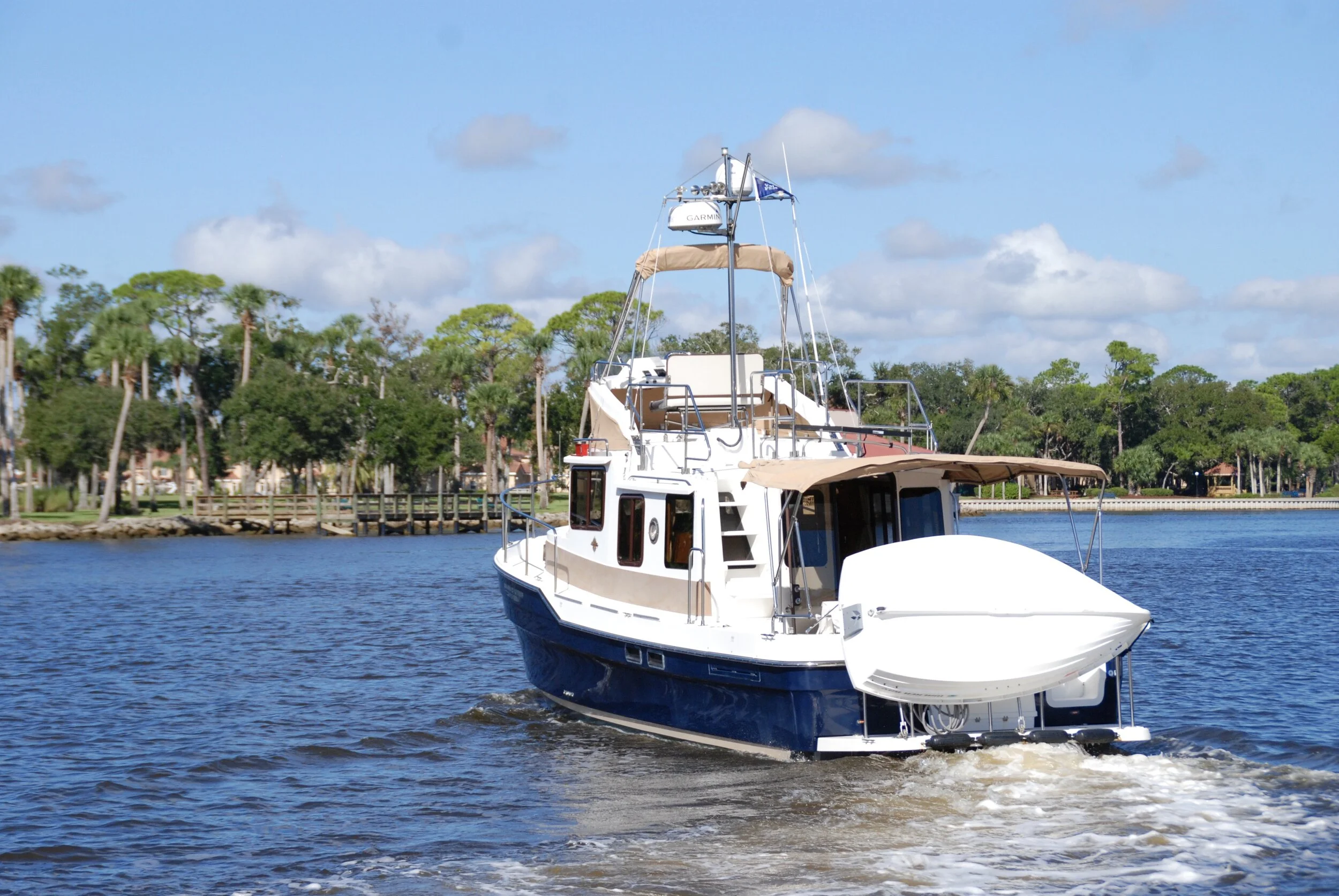 Photo Tour Ranger 31 Ranger Tug Command Bridge - away from the dock ...