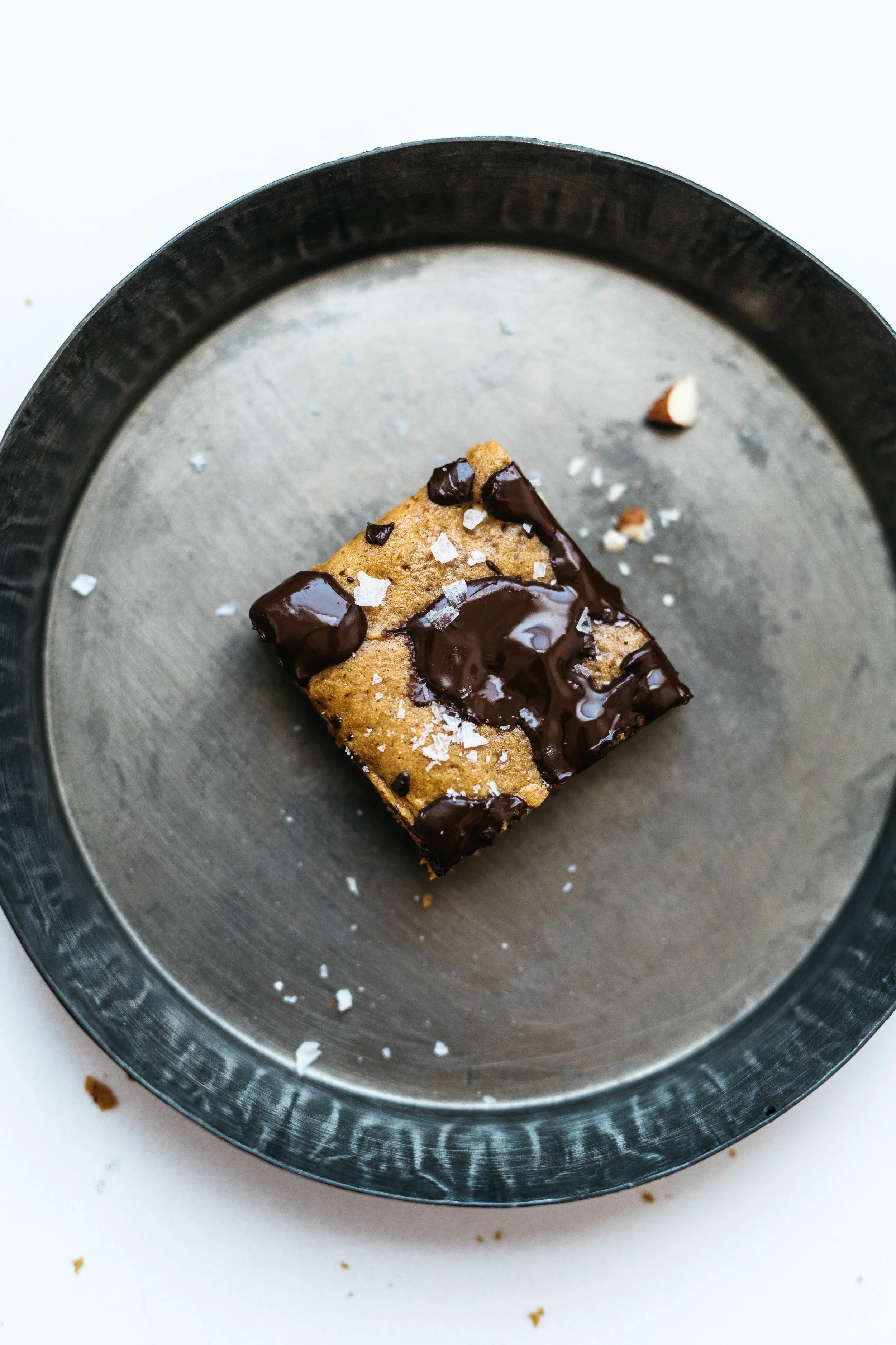 (INSIDE OUT) CHOCOLATE CHUNK COOKIE BARS — dolly and oatmeal