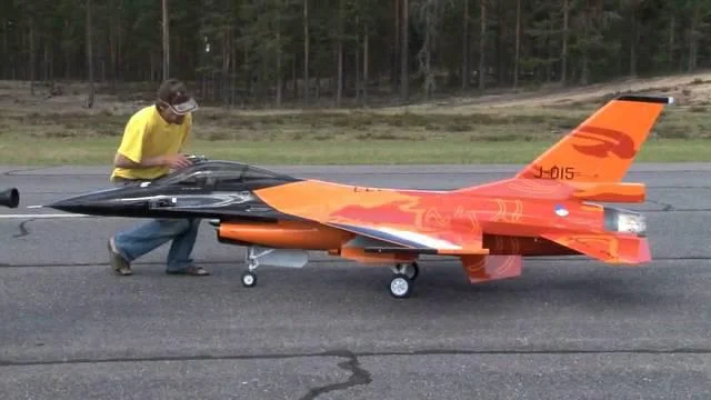 The Latest in Humongous Model Planes — Keith Thomson
