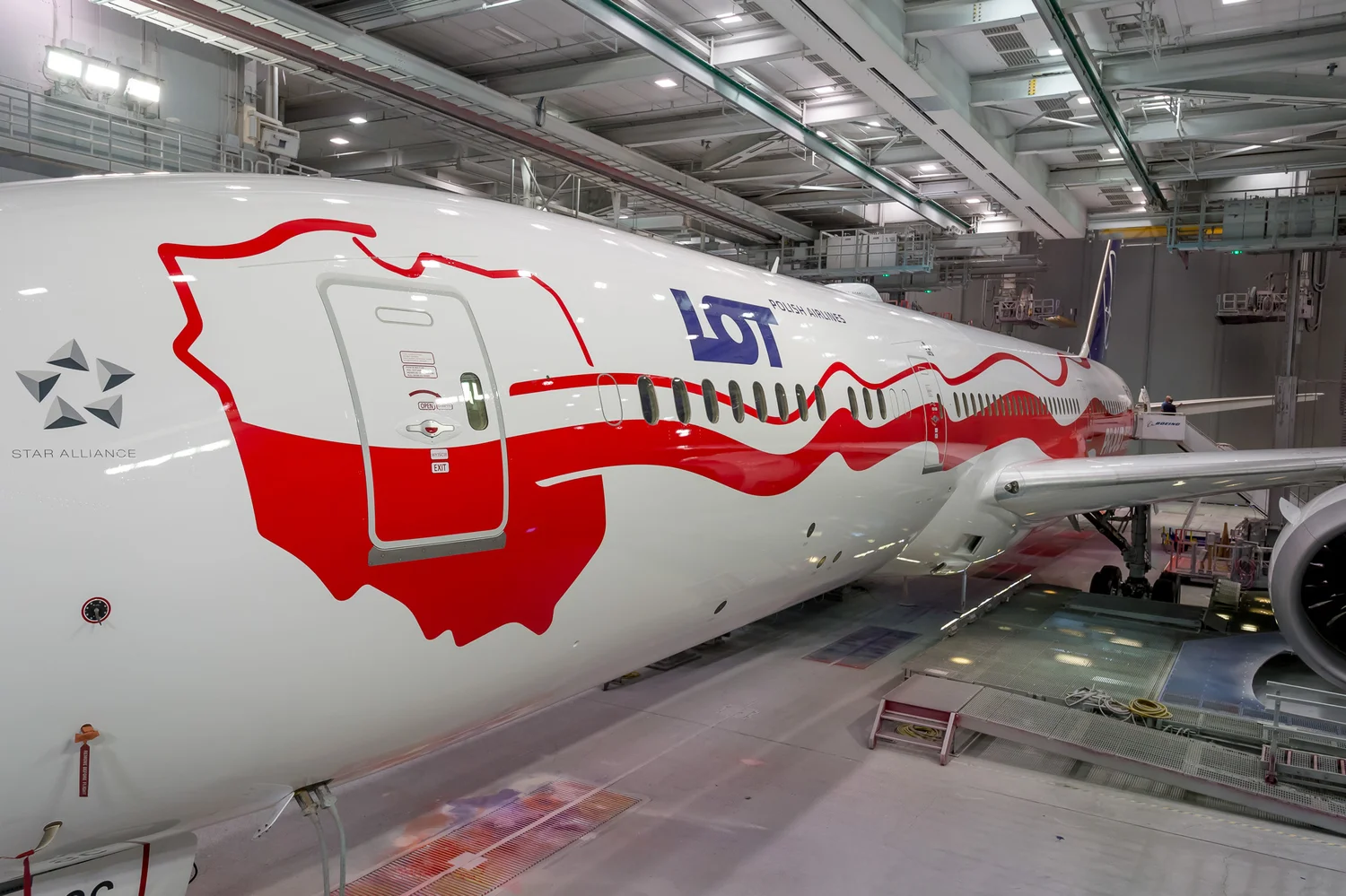LOT Presents New Patriotic Dreamliner Livery — Allplane
