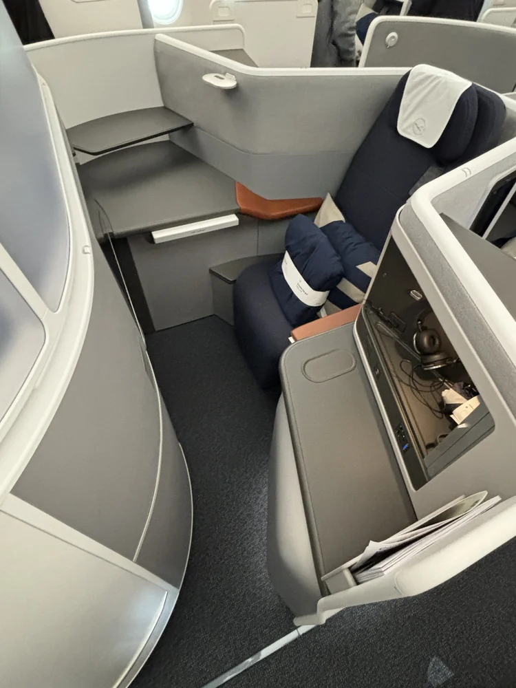 Flight Review: trying out Lufthansa's Allegris Business Class cabin! — Allplane