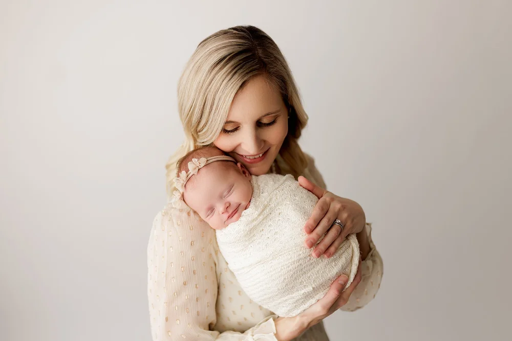 5 Beautiful & Timeless Mom & Baby Poses — LIVEJOY PHOTOGRAPHY