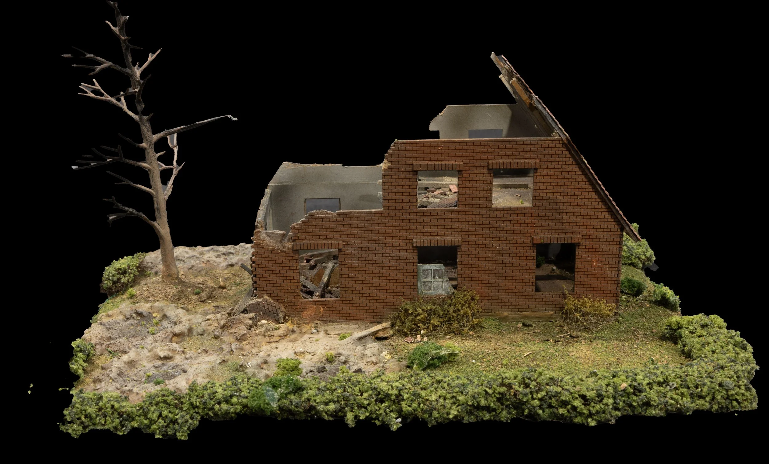 Destroyed Farm House with tree and base — Alkem Scale Models
