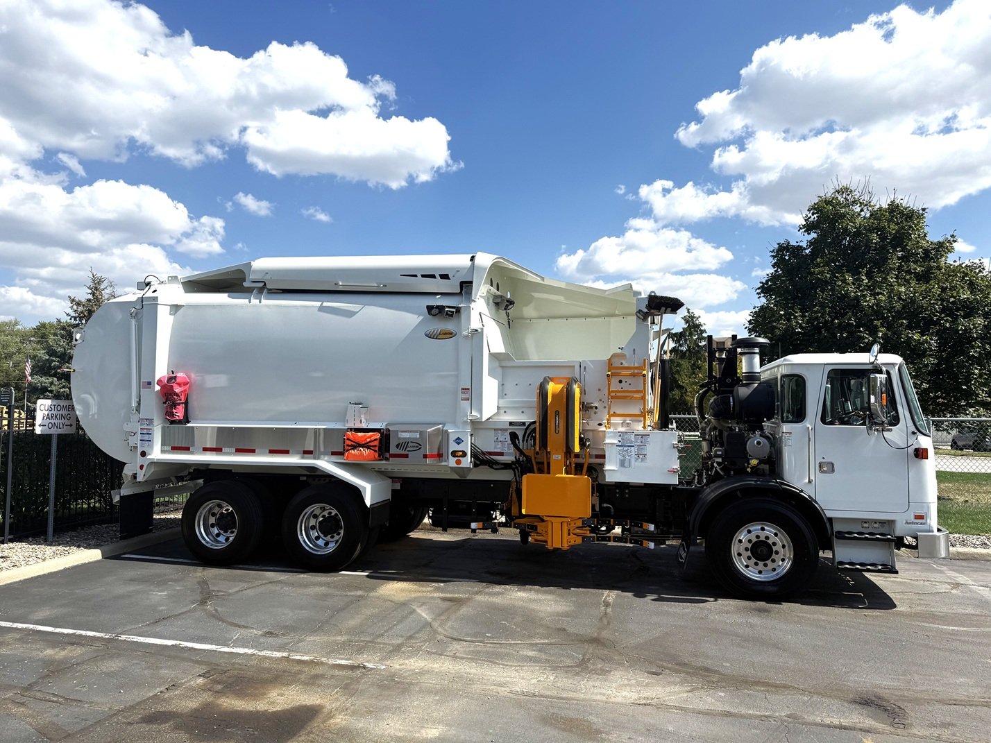 Labrie Automated Side Loader Refuse Trucks | Full Eject & Pendulum ...