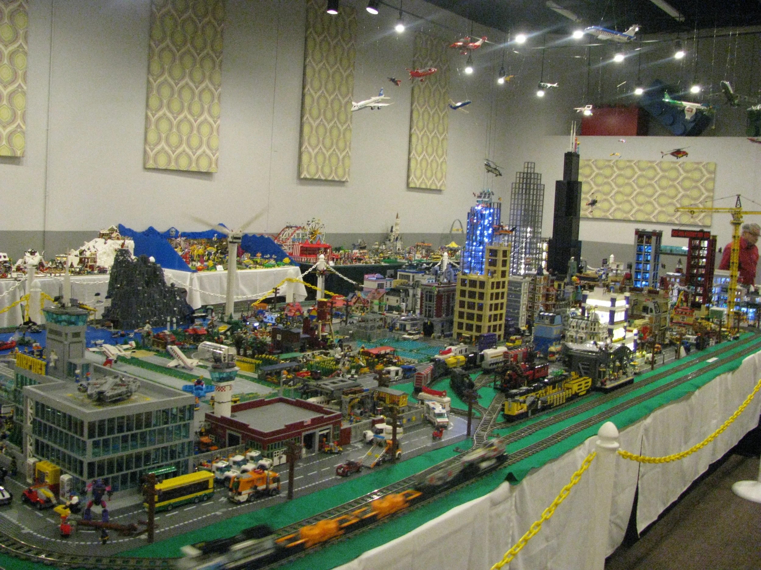 How to Put on a Month-Long LEGO Display: Gateway LUG at the Way of ...