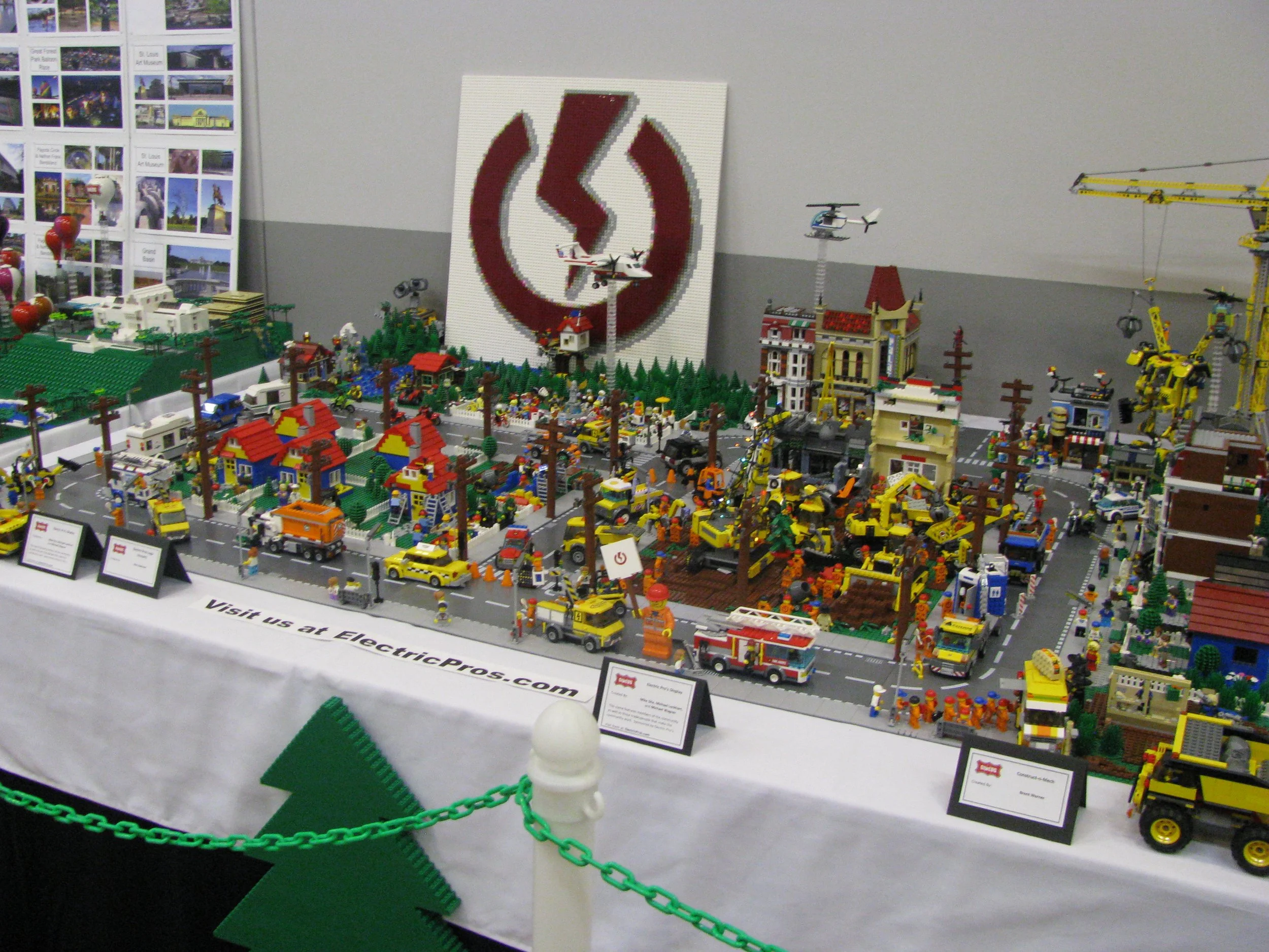 How to Put on a Month-Long LEGO Display: Gateway LUG at the Way of ...