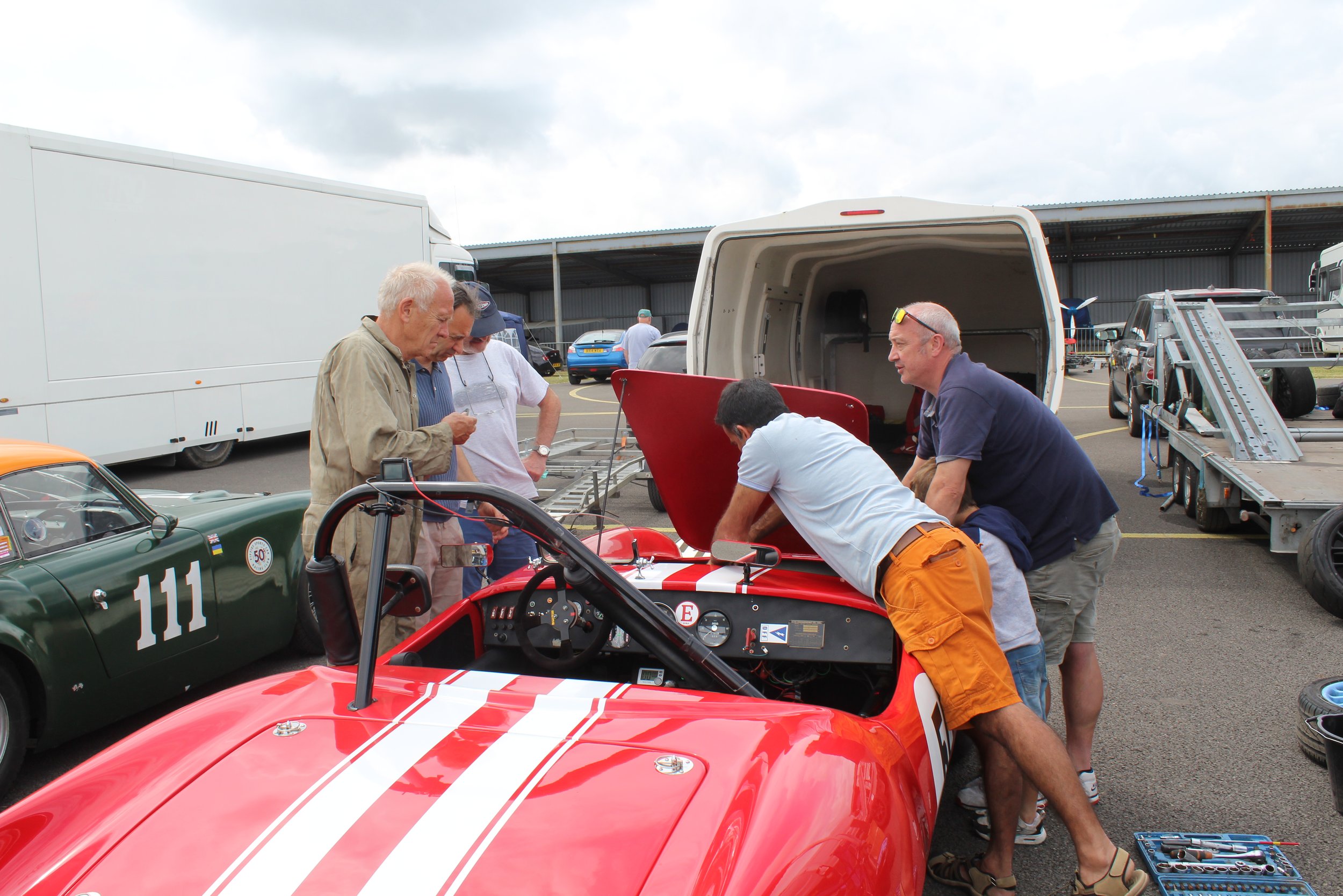 BARC Thruxton Retro 2025 — FISCAR - Keeping the Spirit of 1950s Sports ...