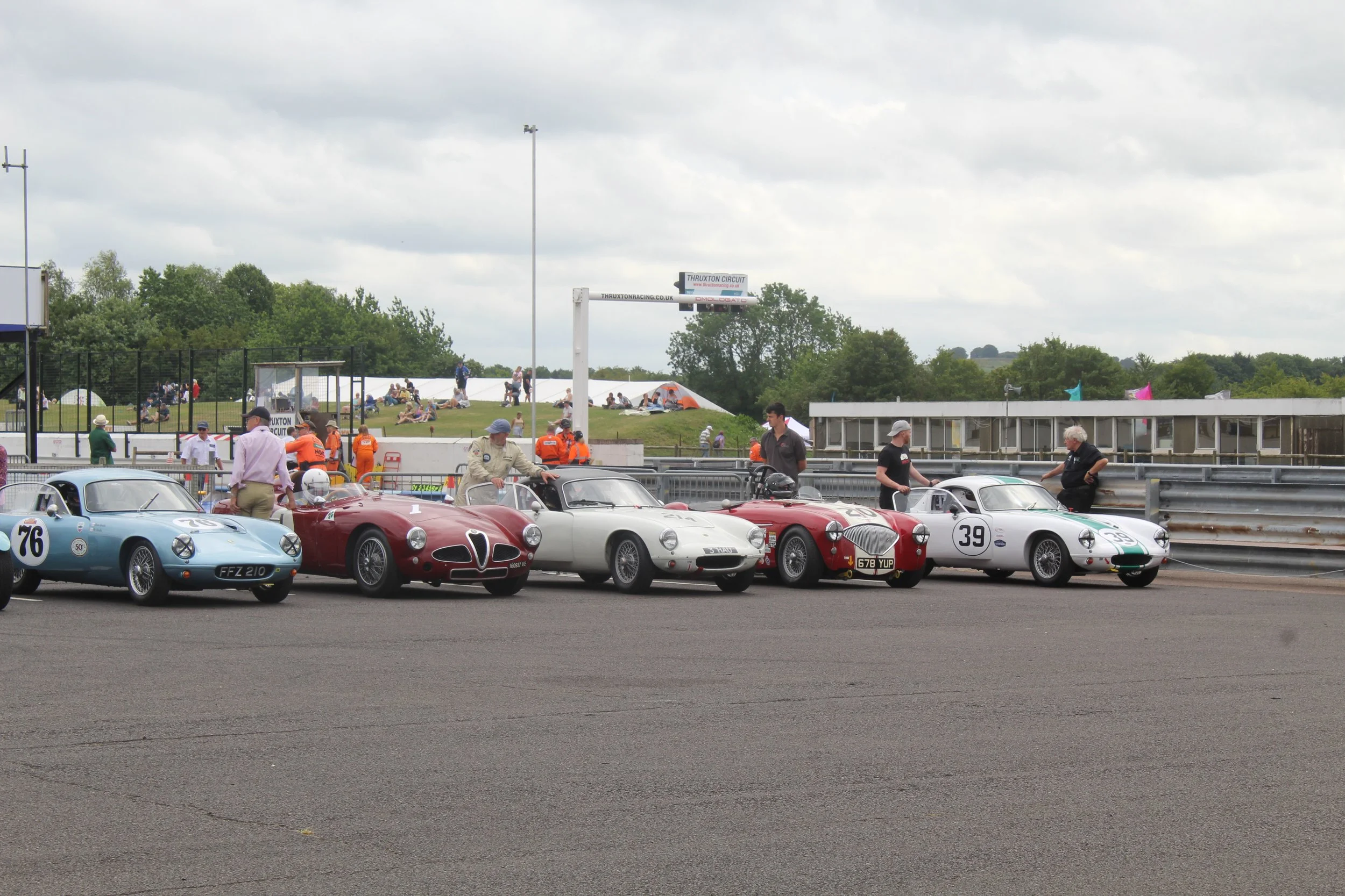 BARC Thruxton Retro 2025 — FISCAR - Keeping the Spirit of 1950s Sports ...