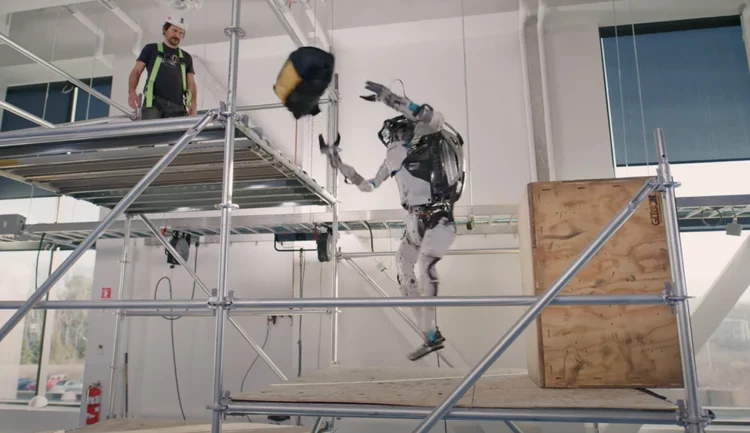 Incredible Video of Boston Dynamics Atlas Humanoid Robot Helping ...