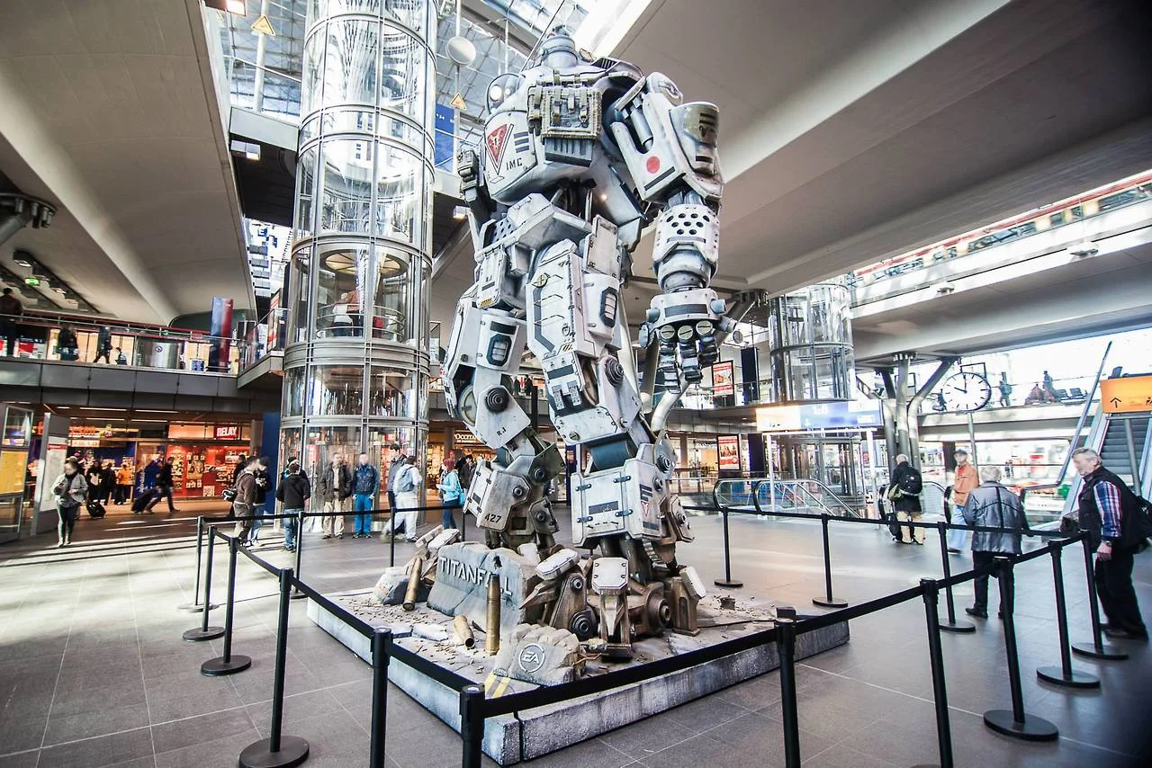 Amazing Life-Size TITANFALL Mech Display — GeekTyrant