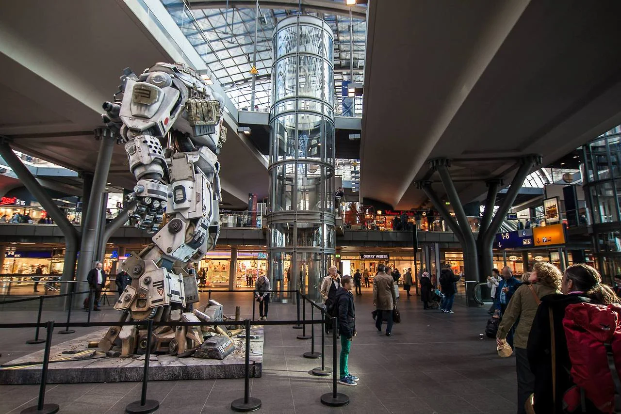 Amazing Life-Size TITANFALL Mech Display — GeekTyrant