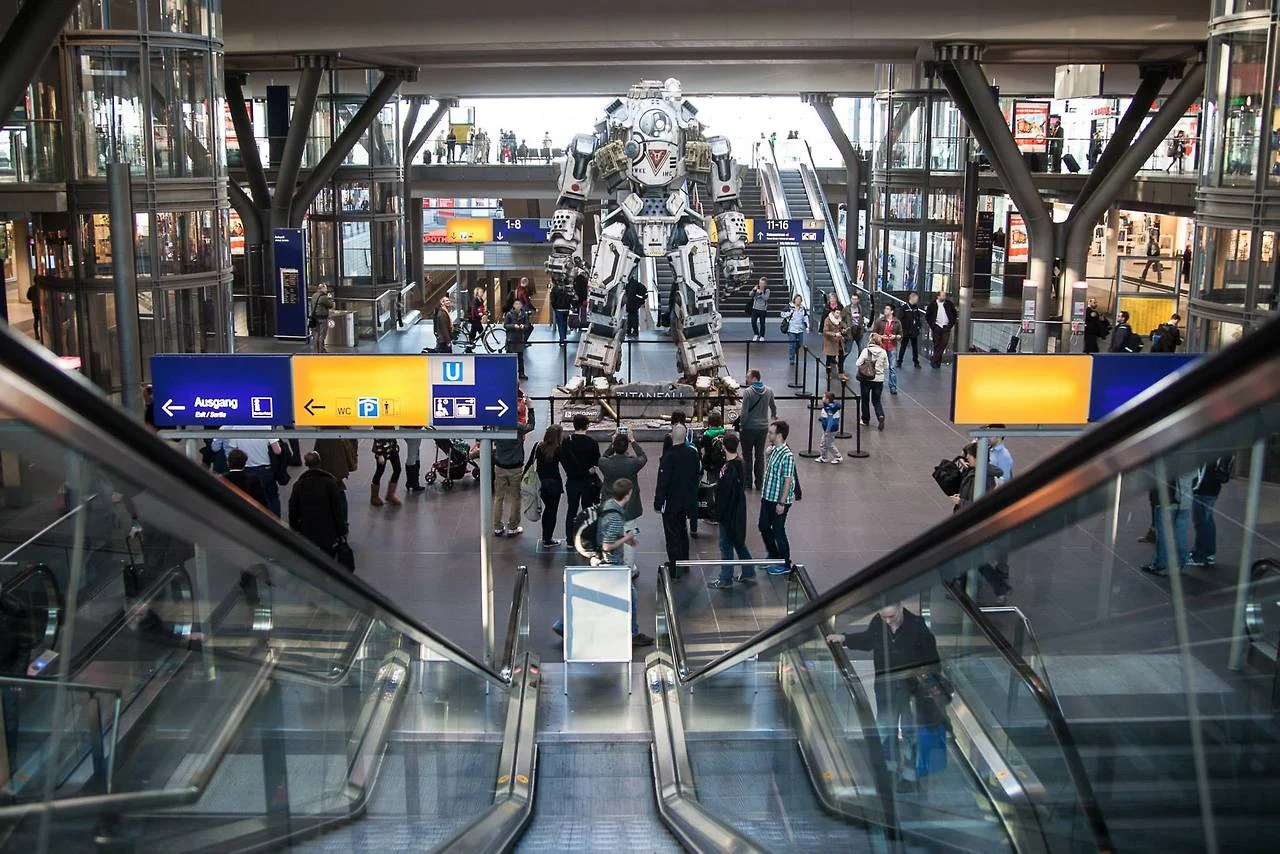 Amazing Life-Size TITANFALL Mech Display — GeekTyrant