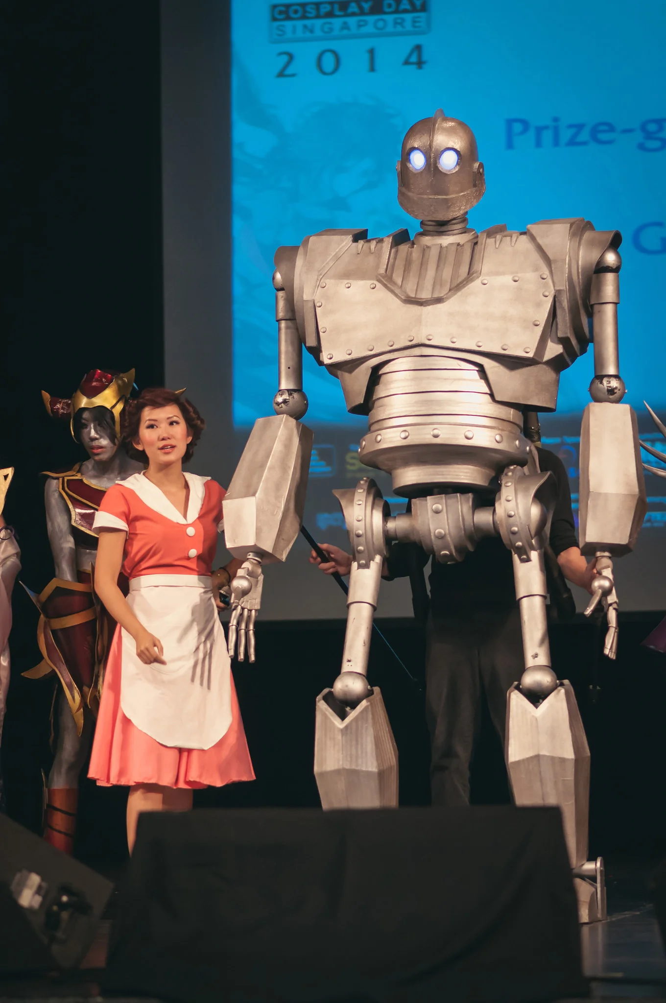 IRON GIANT Puppet Crashes Cosplay Day — GeekTyrant