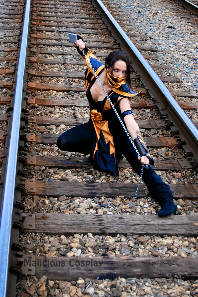 Mortal Kombat's Scorpion — Gamer Cosplay Collection — GeekTyrant