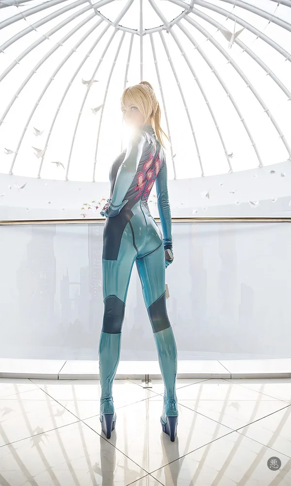 Striking Cosplay of Samus from METROID in Her Zero Suit — GeekTyrant