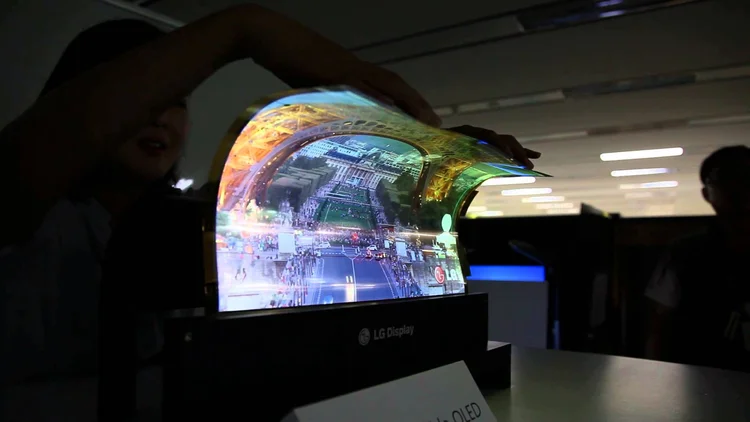 CES 2016: See LG's Bendable Screen In Action! — GeekTyrant