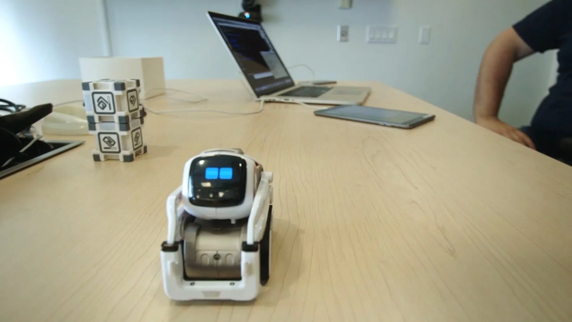 New Cute Toy Robot is Driven By Cutting Edge AI — GeekTyrant