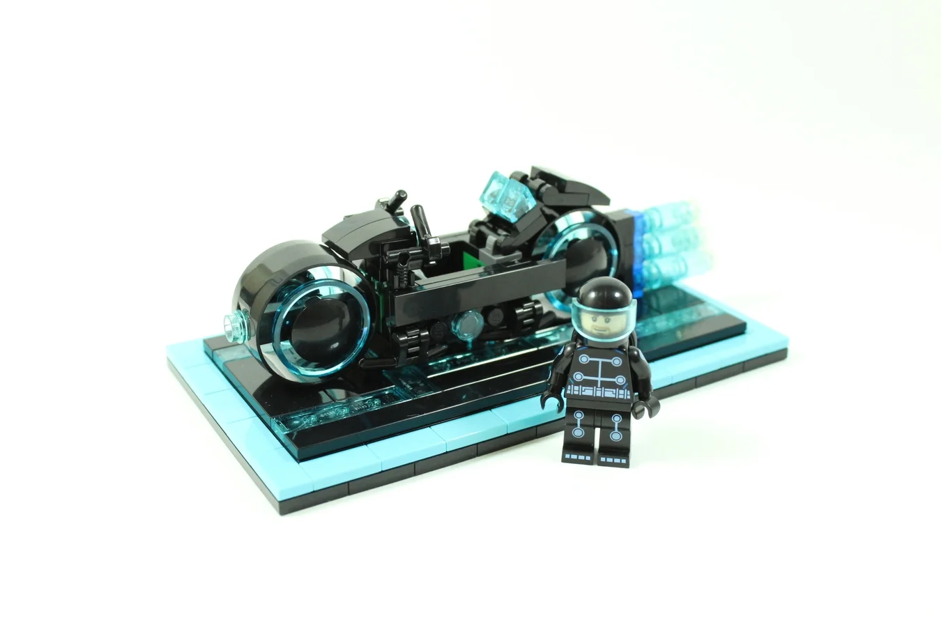 TRON LEGACY Is Getting an Official LEGO Set — GeekTyrant