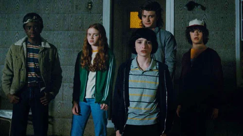 The Cast and Crew of STRANGER THINGS 3 Come Together in This New ...