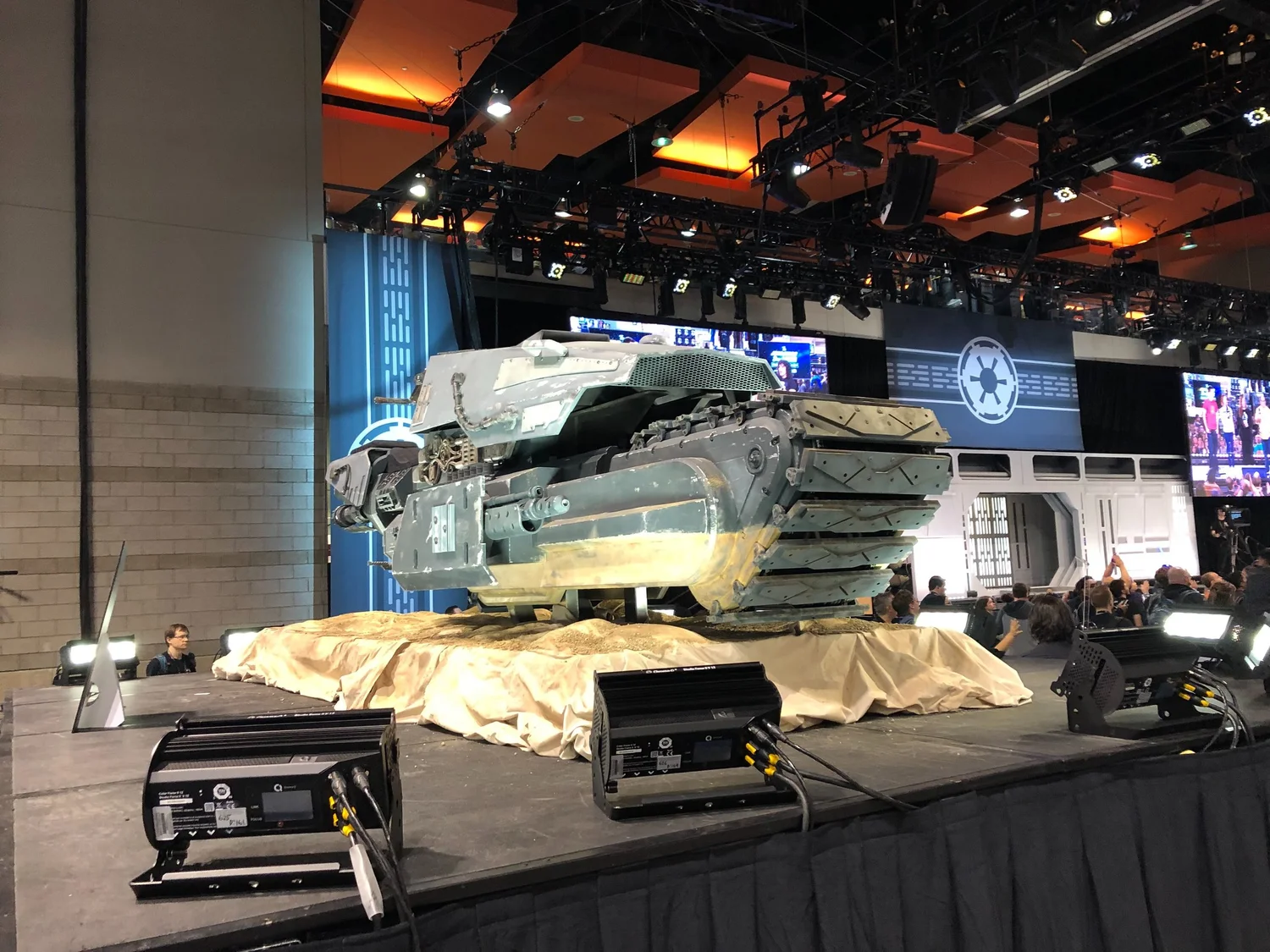 New First Order Vehicle Revealed For STAR WARS: THE RISE OF SKYWALKER ...