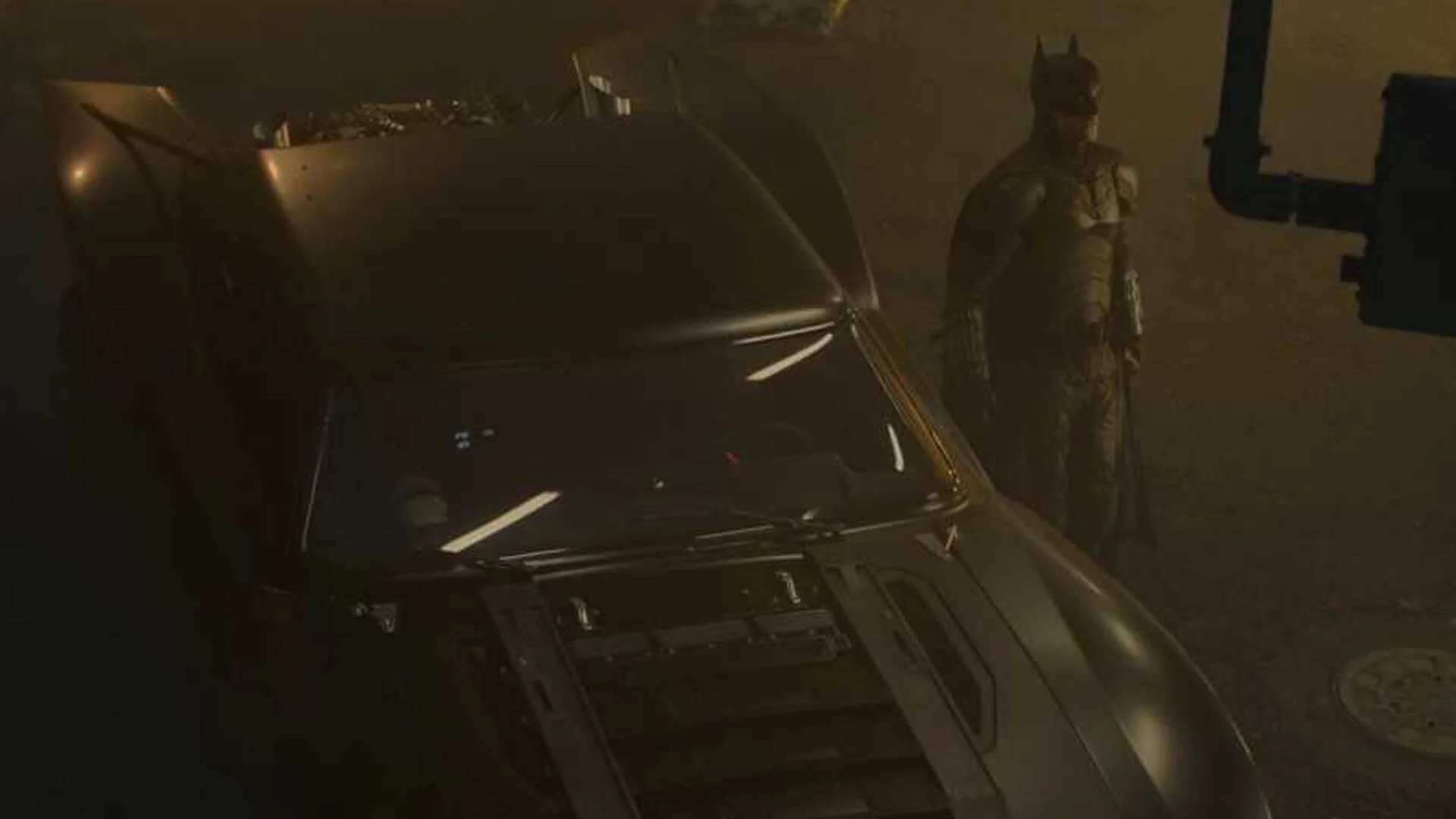 Matt Reeves Talks About Creating the Batcave, Batsuit, and Batmobile in ...