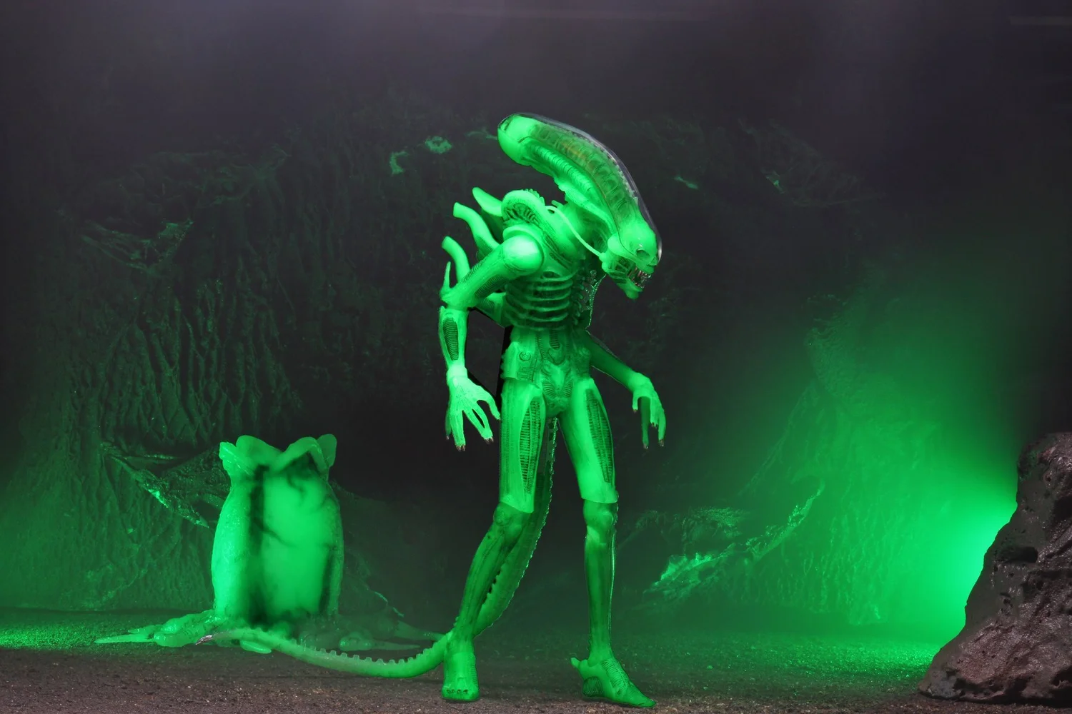 Glow-In-The-Dark ALIEN Xenomorph Action Figure From NECA — GeekTyrant