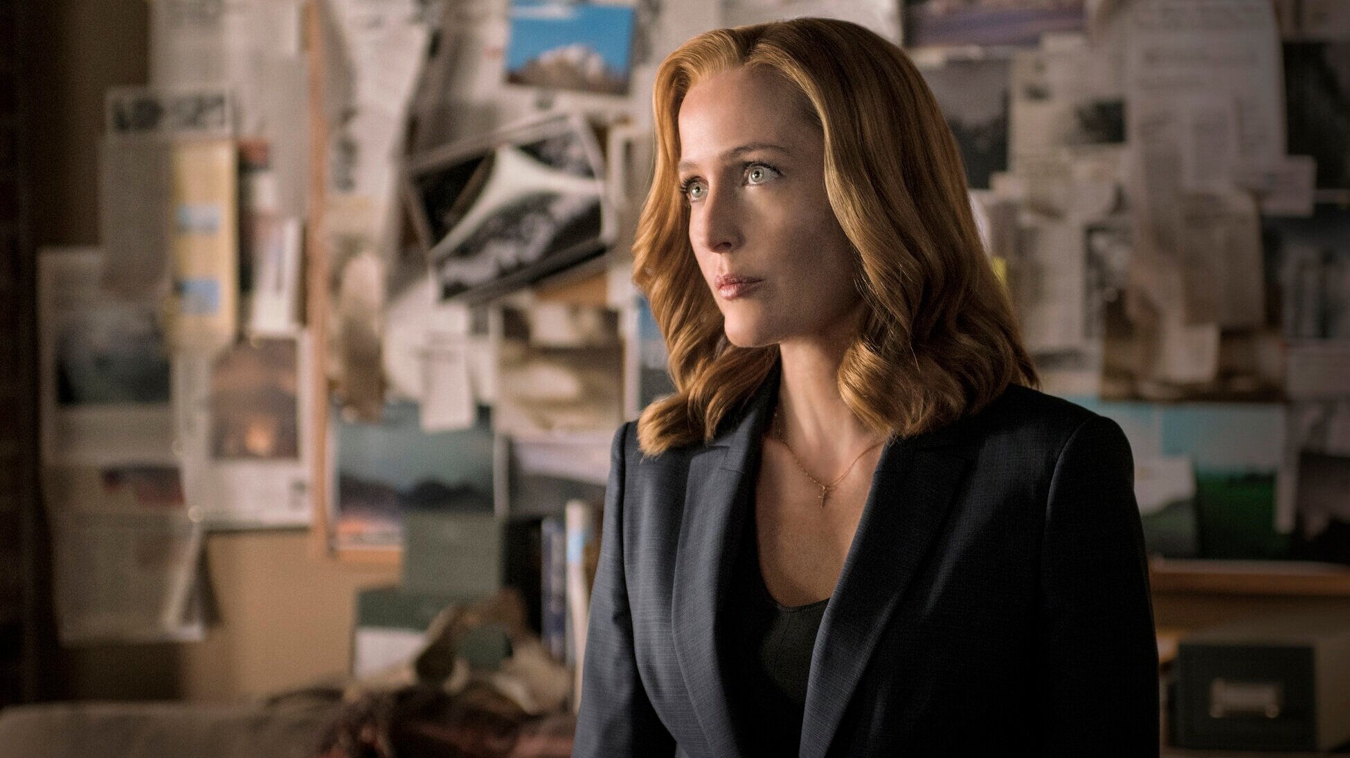 Gillian Anderson to Play Elle Fanning's Mother in Season 2 of Hulu ...