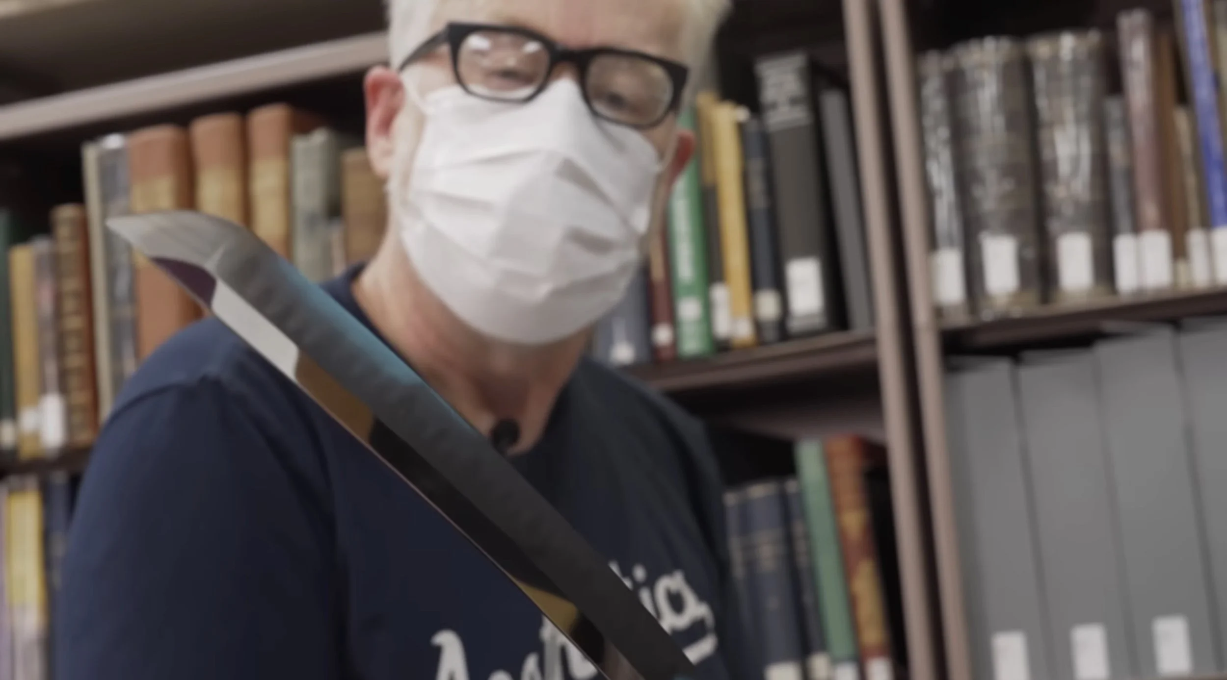 Adam Savage tries out a real 17th century samurai sword at the Met ...