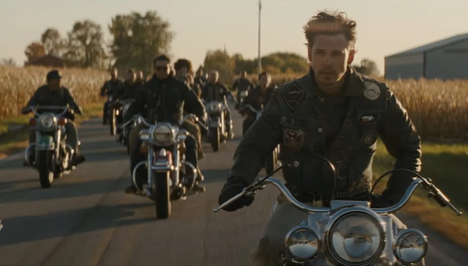 Trailer for THE BIKERIDERS Starring Austin Butler, Tom Hardy, Jodie Comer and Michael Shannon ...