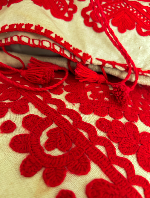 Írásos Pillow Kit: pattern on linen with needle and thread — ThreadWritten