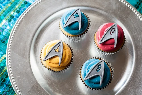 Almond & White Chocolate Cupcakes — What the Fruitcake?!